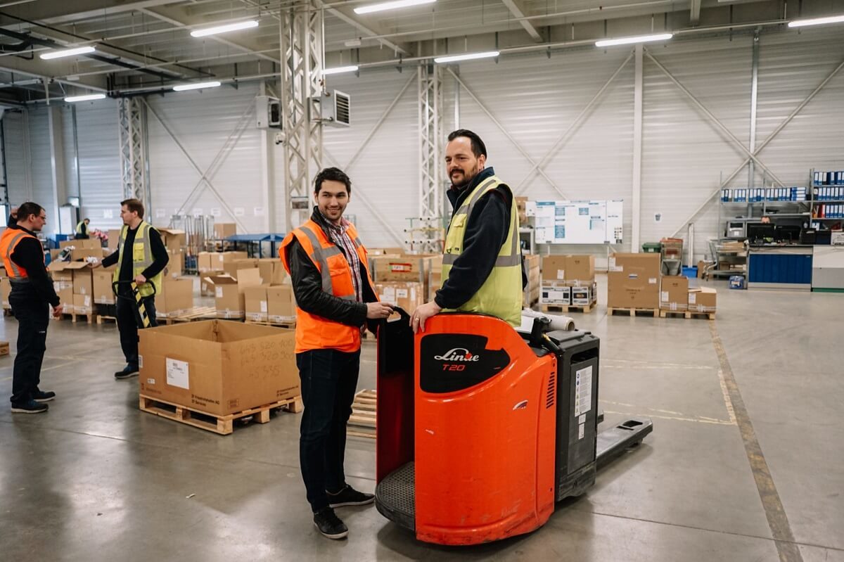 Six reasons behind the logistics robot boom - Gideon